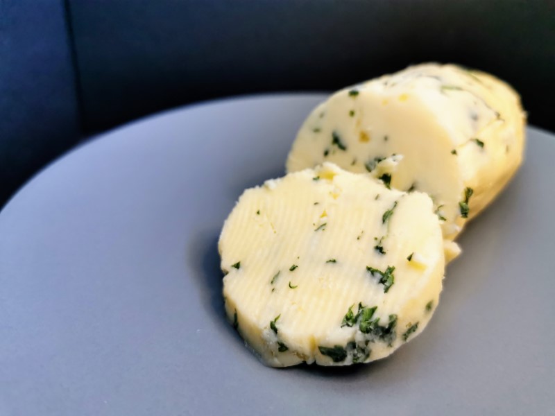 Hjemmelavet hvidløgssmør med persille | opskrifter | GastroFun.dk